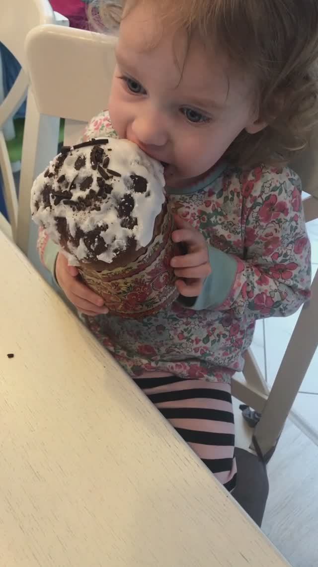 Соня на Пасху ест кулич