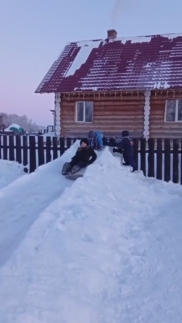 Кто сказал, что в деревне скучно? У нас — официальное открытие горки с лентой и огнями!