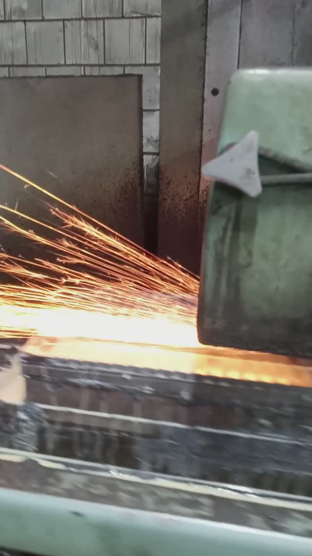 Искры при шлифовке незакаленной У8А