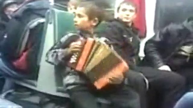 Мальчик поёт в электричке В городском саду