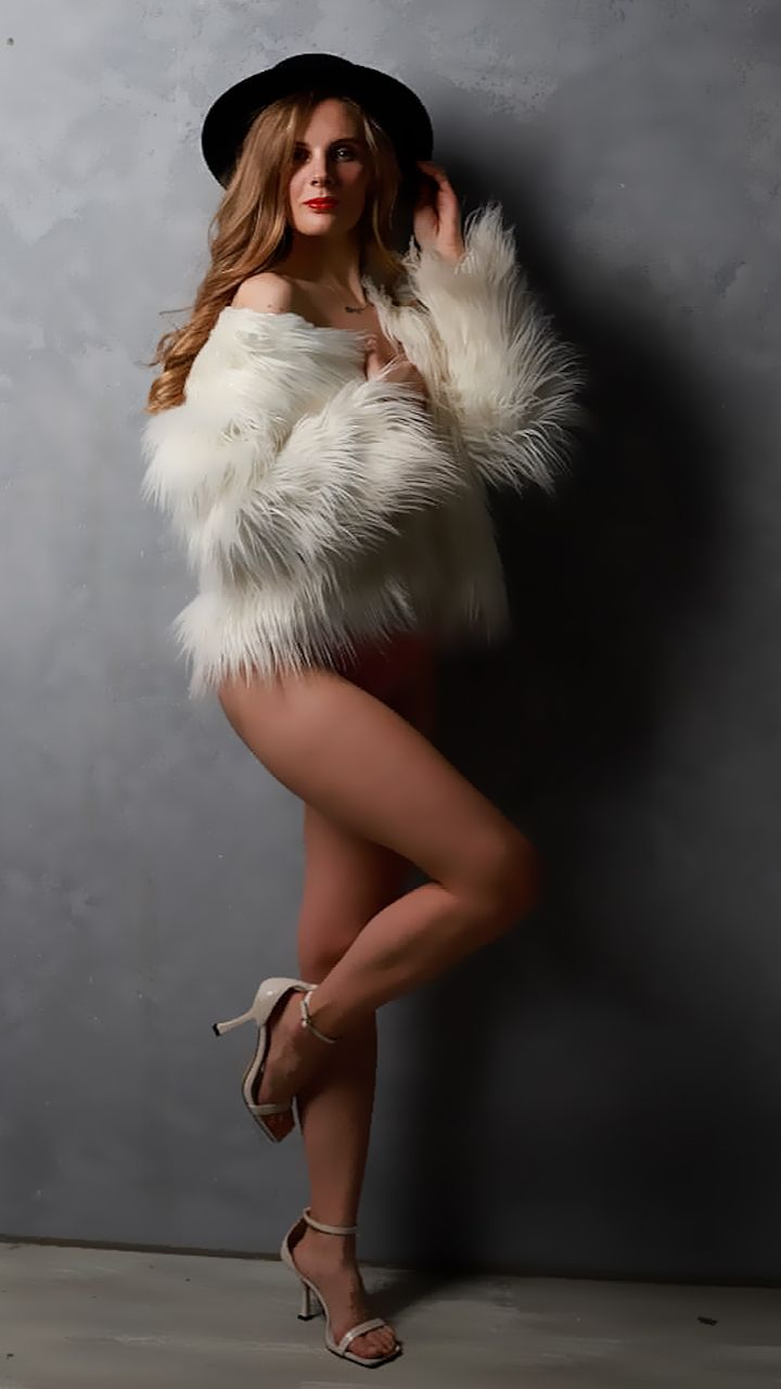 Я ведьма! Но сегодня не летаю. I'm a witch! But I'm not flying today.