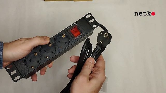 58981 Блок розеток 10", 16А, 3 розетки, шнур 1,5м, черный