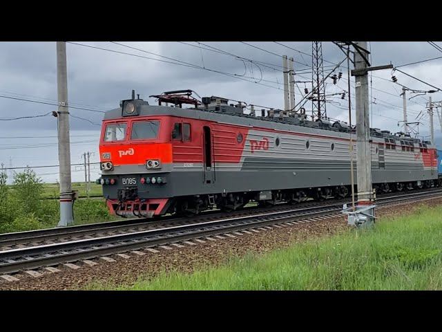 ВЛ85-213 с грузовым составом в районе озеро Байкал