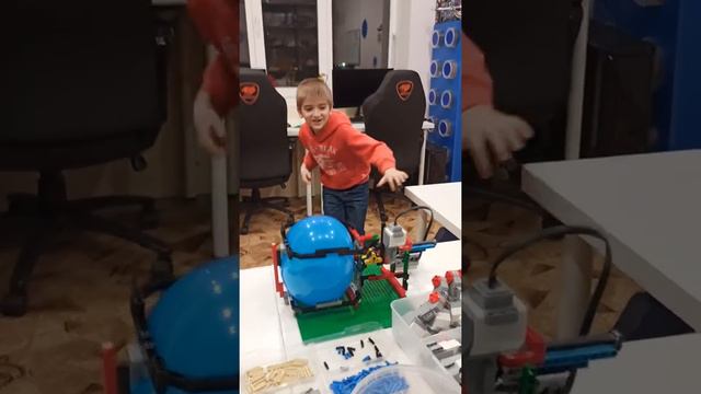 Робот лего EV3 лопает шарик игра для друзей