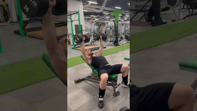 Жим гантелей на наклонной скамье 36кг.