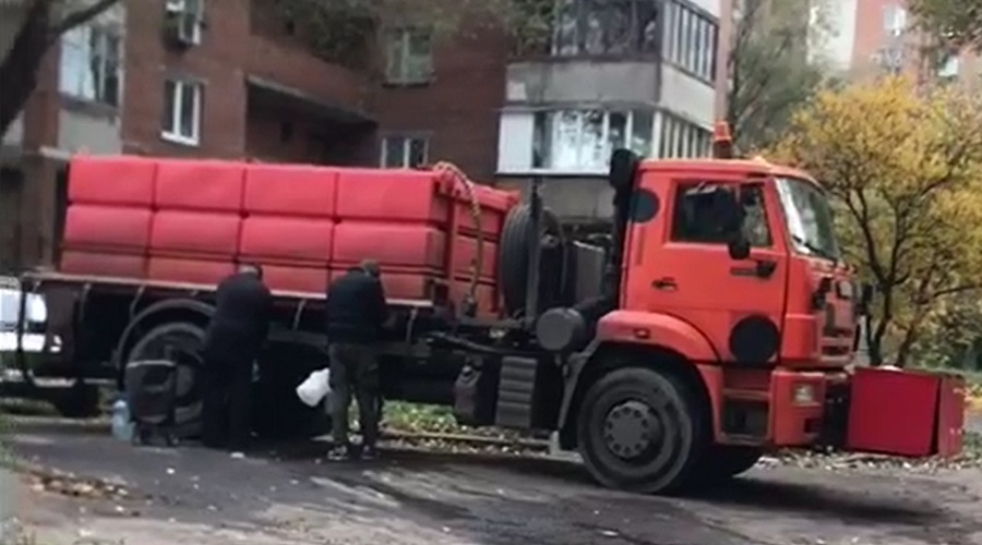 Питьевую воду в Донецке подвозят на машинах во дворы