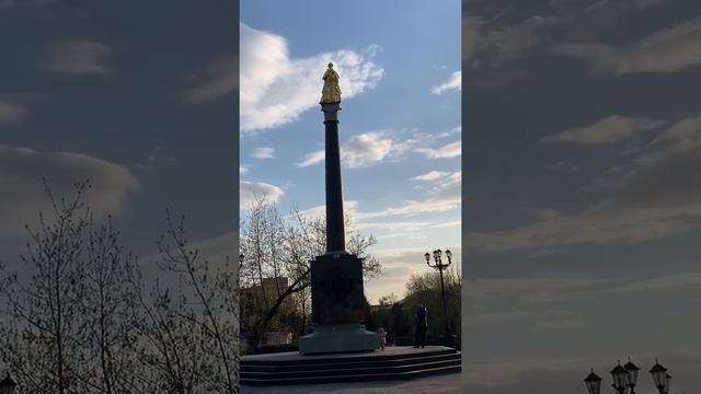 СТАТУЯ ГОСУДАРЫНИ ИМПЕРАТРИЦЫ . ИНГА ХОСРОЕВА . ВЕДЬМИНА ИЗБА ?