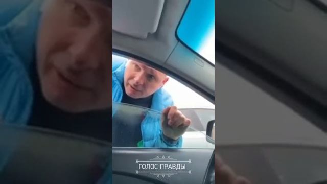Украинское быдло в Латвии. Дезиртир или кто это? Лицо всех украинцев! Русские номера авто взбесили)