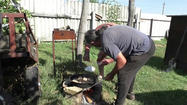 Мясо в казане с овощами