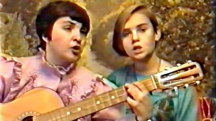 "Марш бюрократов" (запись 1991 г.). Поют Надежда и Татьяна Вдовкины.