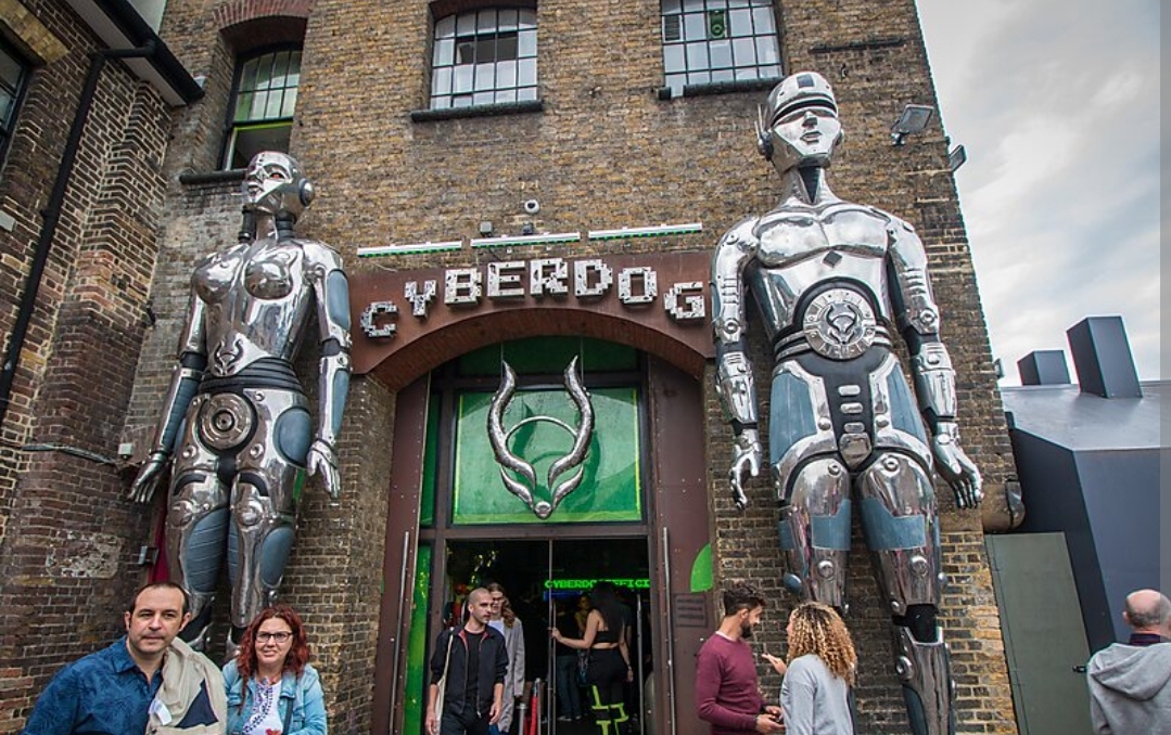 Необычный магазин одежды "Cyberdog" в Лондоне.