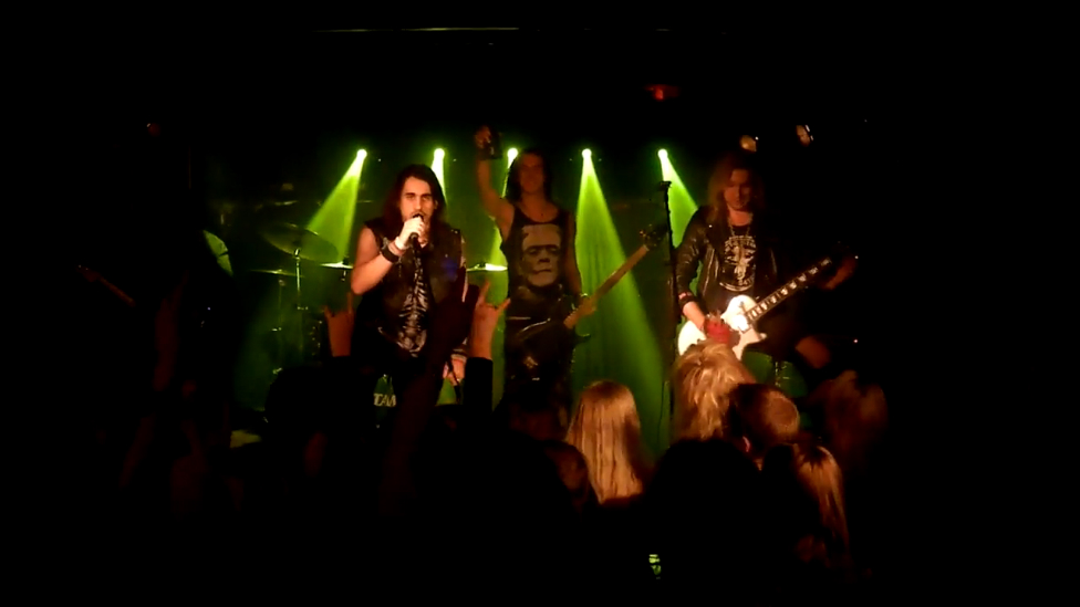 CRAZY LIXX - Riot Avenue (live at Bar Bäkkäri, Hellsinki 2012)