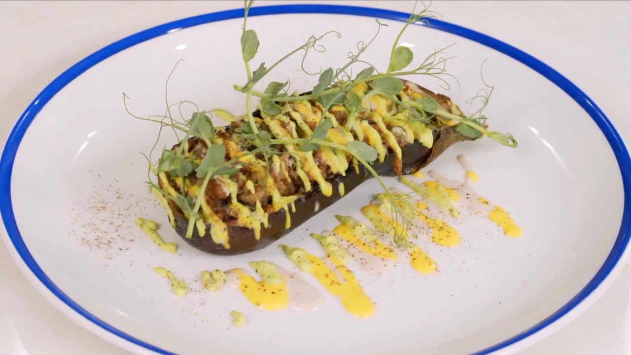 Запеченный баклажан с Hi BEEF фаршем и тремя видами вегетарианских соусов