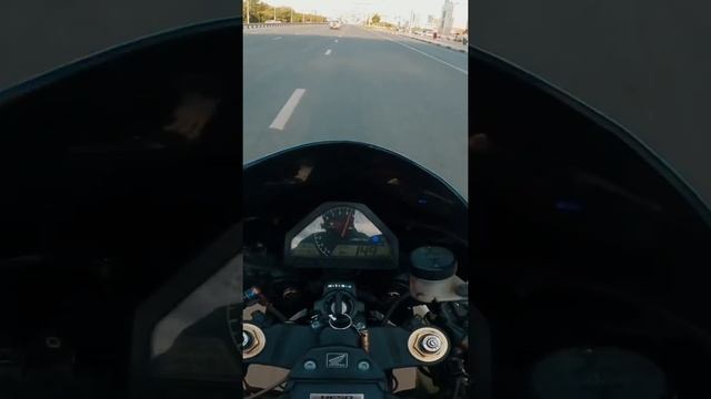 Honda cbr 1000 rr на заднем в отсечку!