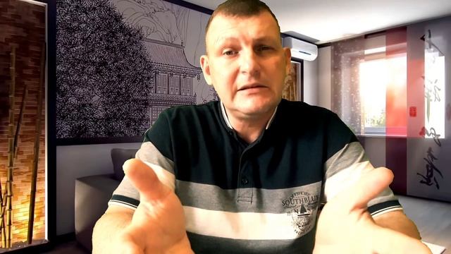 Анекдот: Садится сотрудник оператора мобильной связи с друзьями в такси.