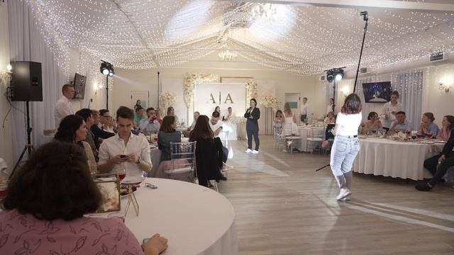 Юля перед выносом торта объясняет что нельзя выбегать и мешать