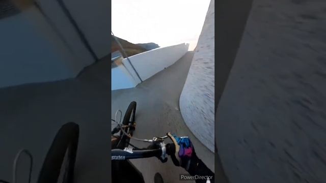 Крутой спуск к морю на велобайке