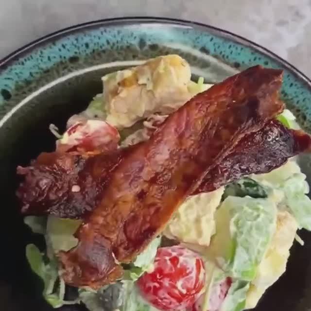 Легкий сытный салат со сметанным соусом