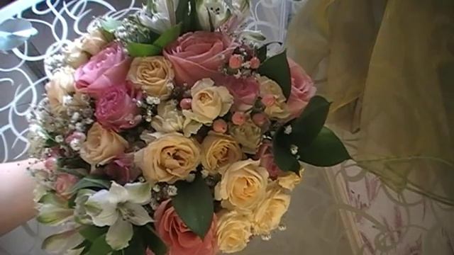 КОМПОЗИЦИЯ В  КОРОБКЕ из живых цветов