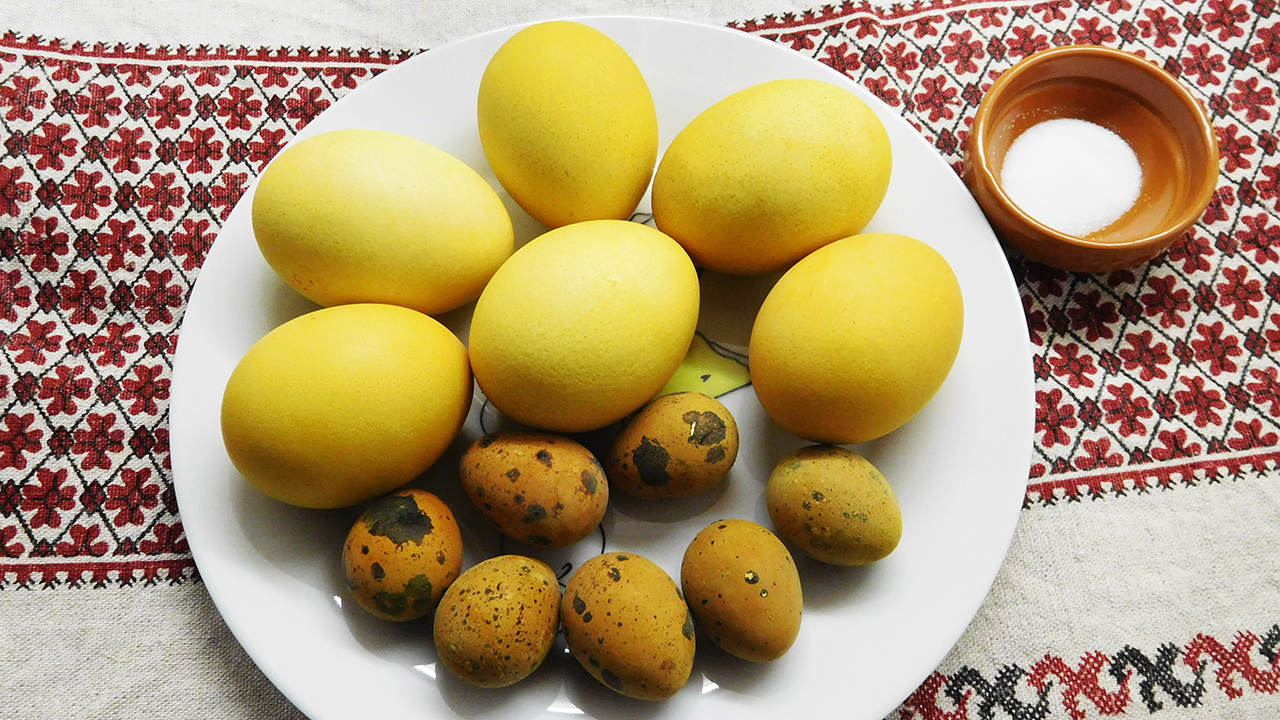 Как покрасить яйца куркумой в домашних условиях