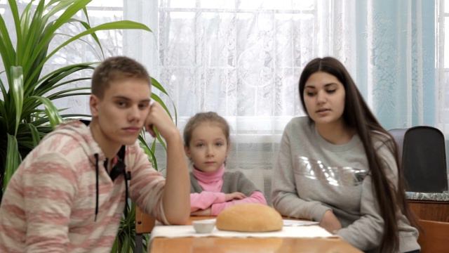 клип "Как выживать на Украине ", новогодний концерт   выпуск 2019г 18 школа г Северодонецк