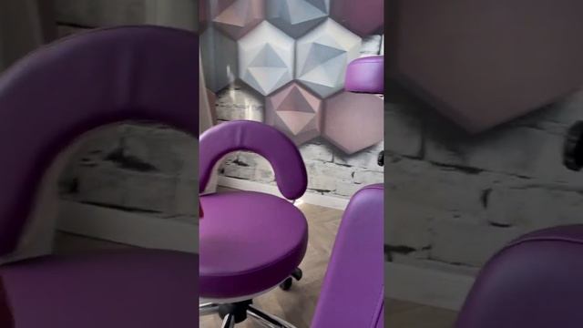 Комфорт педикюрное кресло и Орион стул педикюрный для мастера