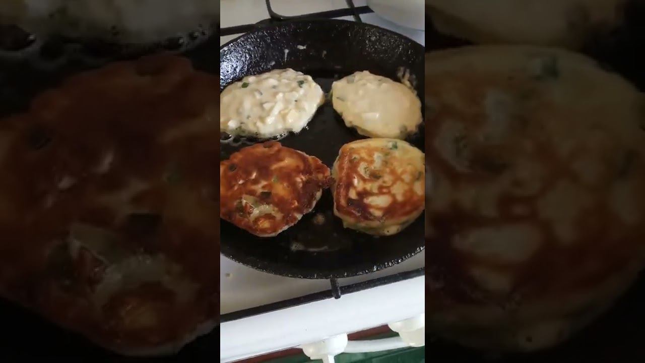 Ленивые пироги с луком и яйцом