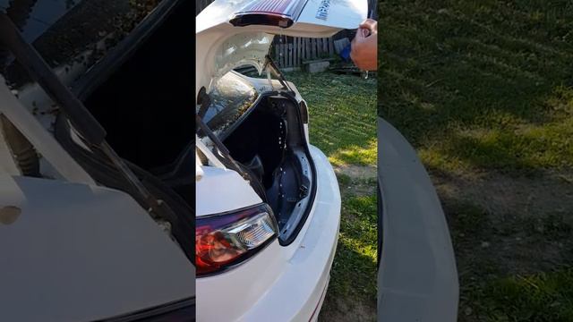 Мазда 3 , смотрит течет ли вода через фонари на крышке багажника