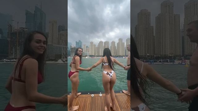 Две девушки в бикини и купальниках позируют и купаются