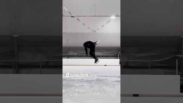 Freestyle ice skating Butterfly Фристайл на коньках Бабочка на льду