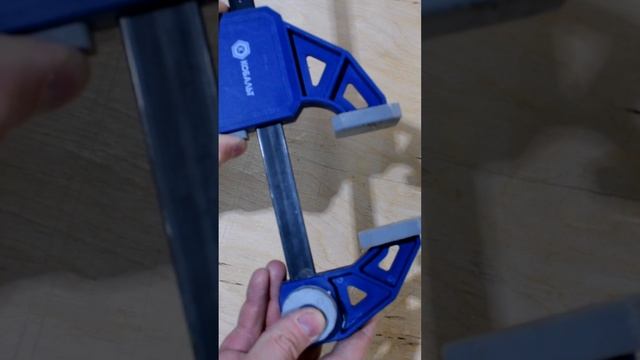 Обязательно запомни эту хитрость! Как легко закрутить саморез, чтобы не треснула доска_ #shorts