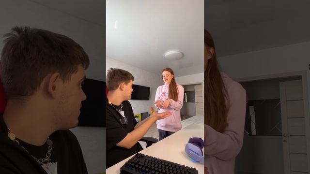 У ДЕВУШКИ НЕ ХВАТАЕТ ТЕРПЕНИЯ ЖДАТЬ ПОДАРОК ДО НОВОГО ГОДА. НУ СТАС И ПОЛЯ!