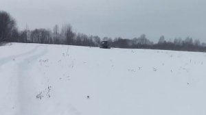 Самодельный гусеничный вездеход по снегу.mp4
