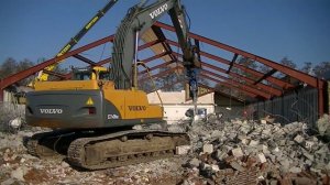 Hydraulikbagger Volvo EC240 BNLC beim Abriss / Volvo EC240 BNLC on a demolition site