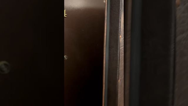 Реставрация входной двери: видео после работ. Перетяжка, установка глазка, замена замков.