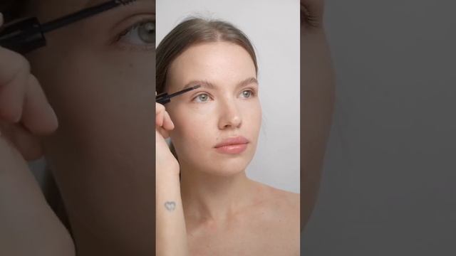 Гель для бровей OK BEAUTY утолщает волоски, делая их более густыми и пушистыми | –30% 434₽
