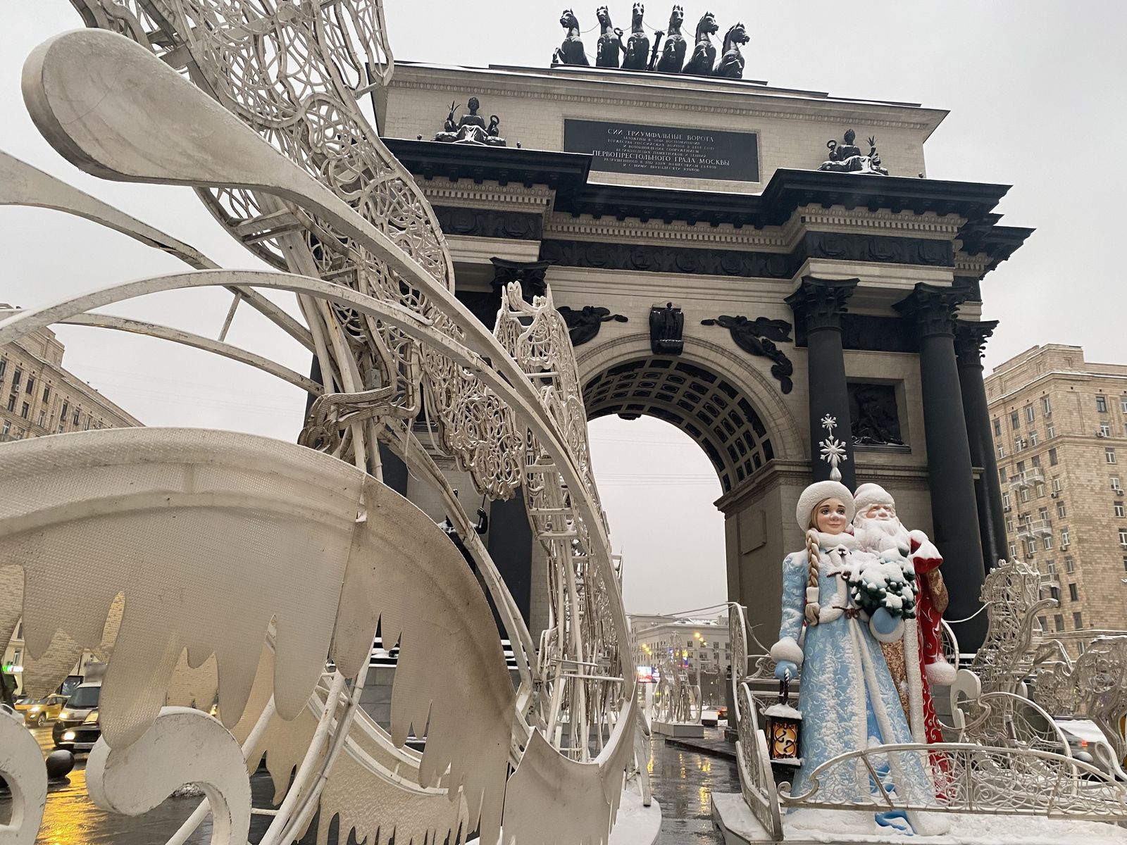 Москва. Метро Парк Победы. Поклонная гора. Триумфальная арка в преддверии Нового года - 2023...