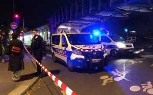 Мужчина с ножом и молотком напал на туристов в Париже / События на ТВЦ