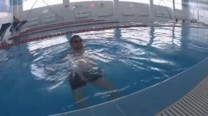 Кувырки со сломаным позвоночником в бассейне
