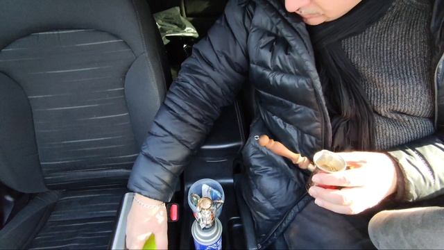 Кофе в автомобиле морозным днем.