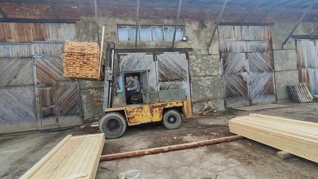 перевозка пиломатериала львовским погрузчиком.mp4