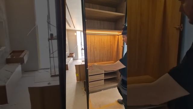 Монтаж большого шкафа с подсветкой #корпуснаямебель #мебель #мебельназаказ #столярка