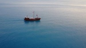 Красивый корабль на море_1080p