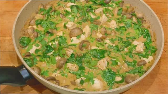 Индейка с грибами и шпинатом в горчичном соусе