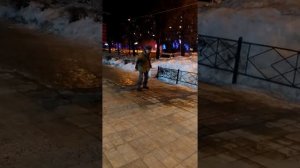 Пляски бомжа возле т.ц. "Лидер" Ульяновск