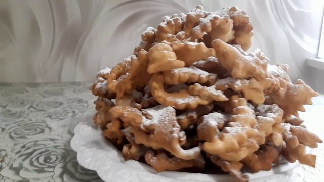 Хворост испекла для своей семьи.