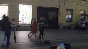 Уличный музыкант.