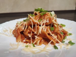 Макароны с томатами и говядиной