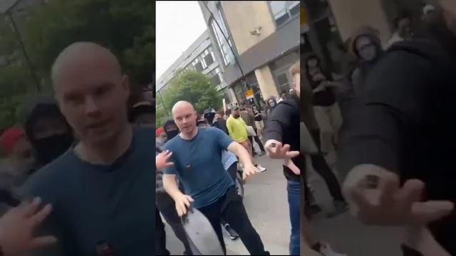 Мигранты избили британца
