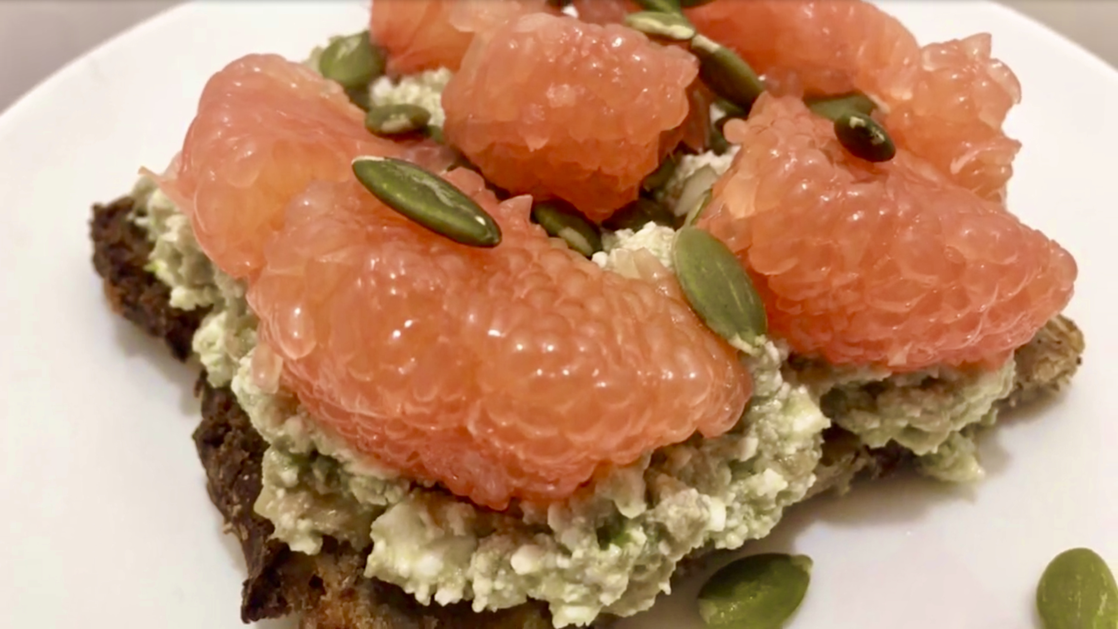 Фитнес Сэндвич с авокадо , грейпфрутом и творогом .